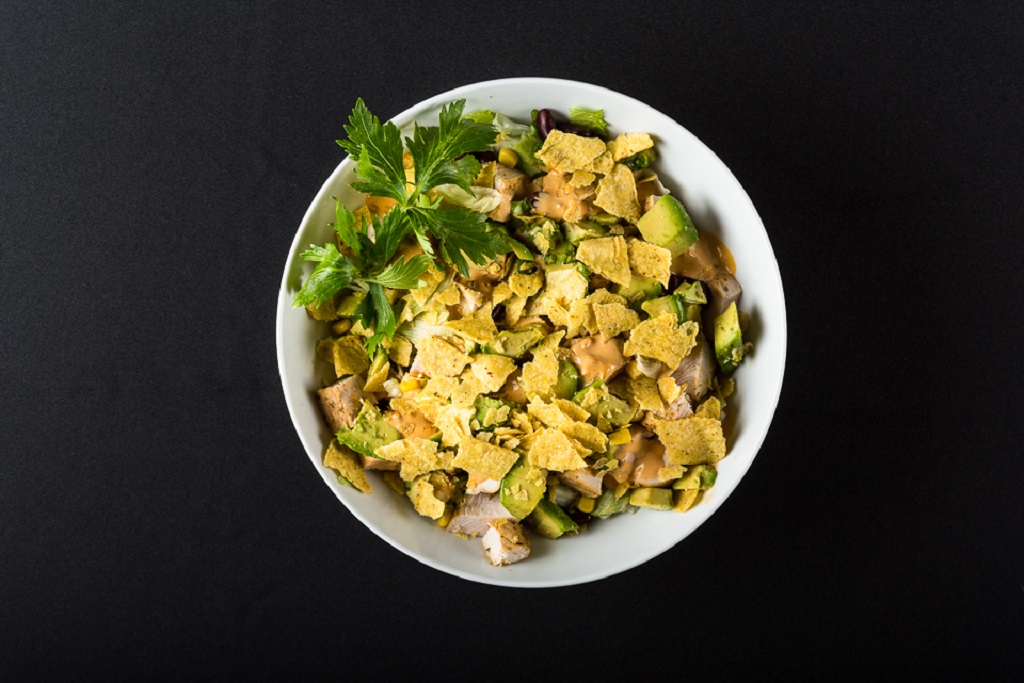 MEHHIKOPÄRANE SALAT KANA, AVOKAADO JA NACHODEGA – Plus E – Pood